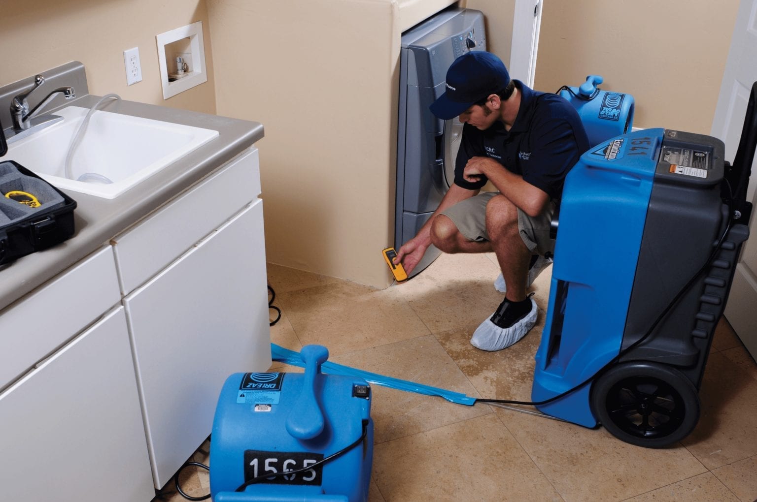 6 Ways to Respond to a Leaking Ice Maker in Your Fridge